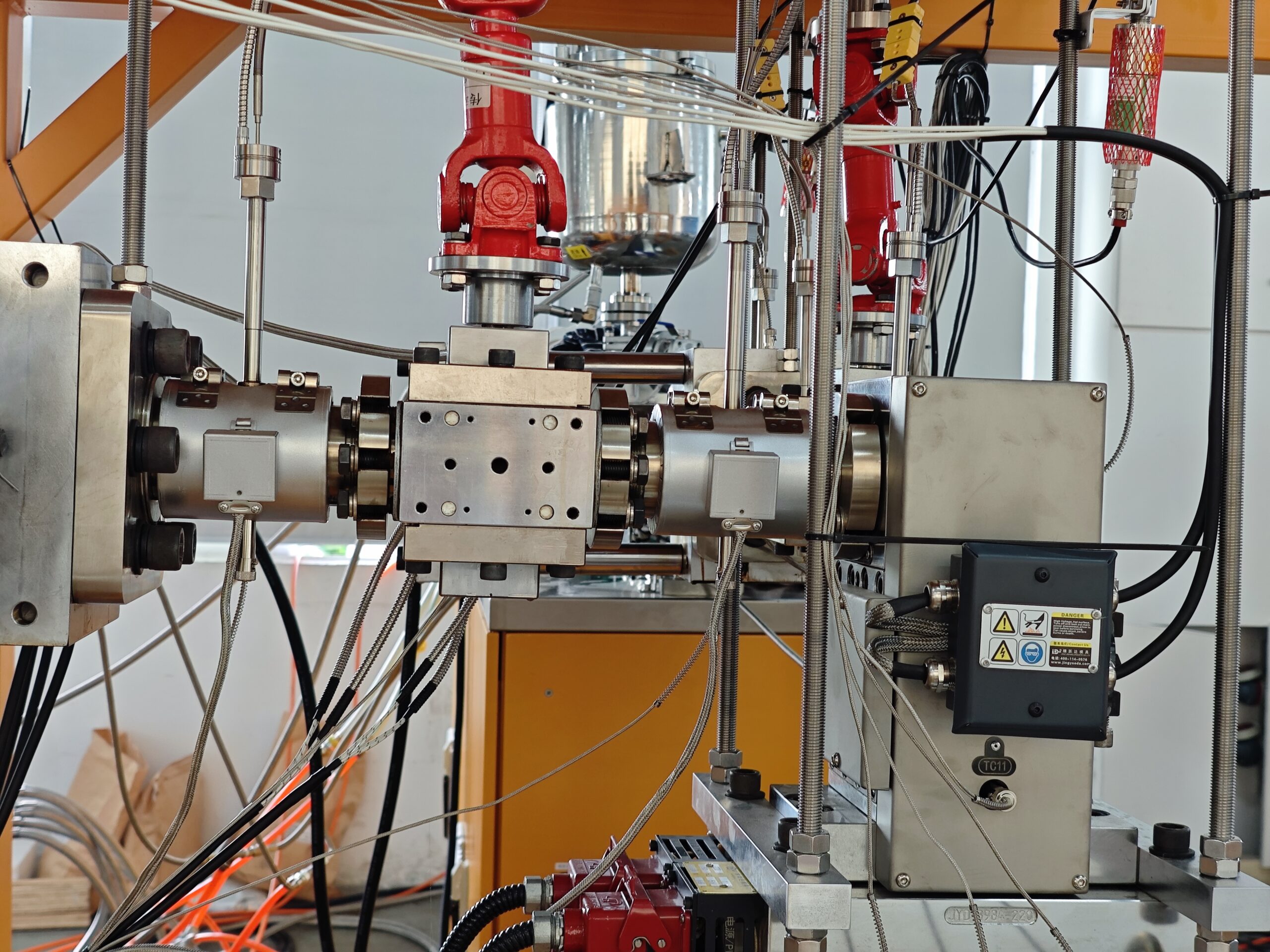 熔体泵是什么？为什么双螺杆挤出机上需要用熔体泵？ - 小型实验室精密挤出机-哈尔技术